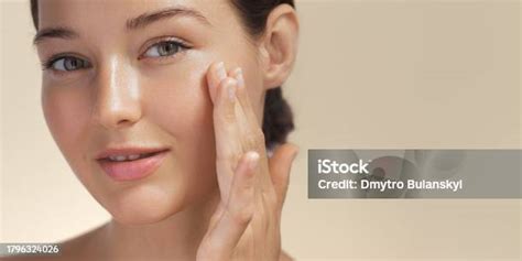 화장품 스킨 케어 컨셉 사진 클로즈업 여자 완벽한 얼굴 수분 공급 사람 얼굴에 대한 스톡 사진 및 기타 이미지 사람 얼굴 피부 아름다움 Istock