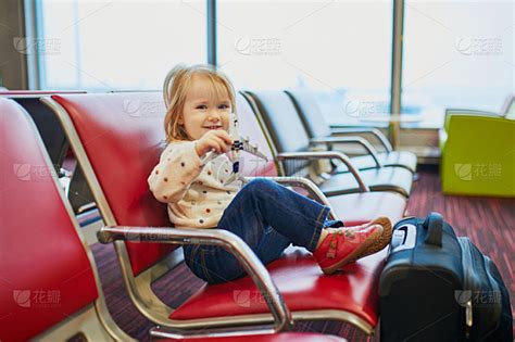 可爱的小女孩坐飞机旅行