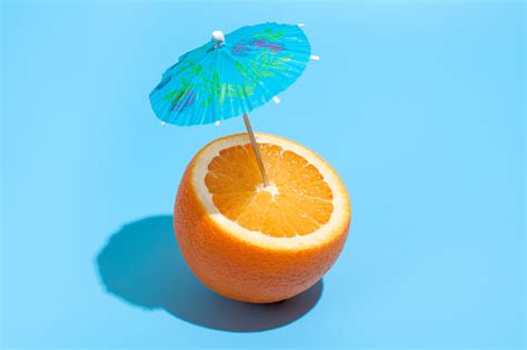 블루 배경에 고립 된 칵테일 우산과 신선한 육즙 이 오렌지 건강한 식습관과 다이어트의 개념 음료 컨셉 예술에 대한 스톡 사진 및 기타 이미지 Istock