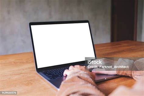 빈 흰색 데스크톱 화면으로 노트북 컴퓨터에서 사용하고 입력하는 여성의 모형 이미지 컴퓨터 모니터에 대한 스톡 사진 및 기타 이미지 컴퓨터 모니터 장치 화면 비어 있음