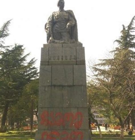 ვასილ კიკვიძის ძეგლი შეღებეს Kvira Ge