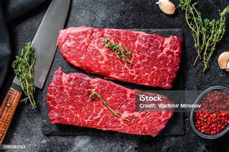 허브와 대리석 쇠고기 덴버 스테이크 유기농 육류 검은 색 배경 맨 위 보기입니다 검은색에 대한 스톡 사진 및 기타 이미지 검은색 고기 날것 Istock