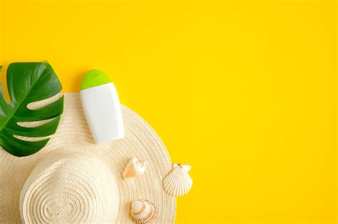 노란색 배경에 라벨 열대 잎과 해변 모자없이 선탠 크림 병 모형 상단보기 평평한 누워 자외선 차단 및 여름 스킨케어 컨셉 0명에 대한 스톡 사진 및 기타 이미지 Istock
