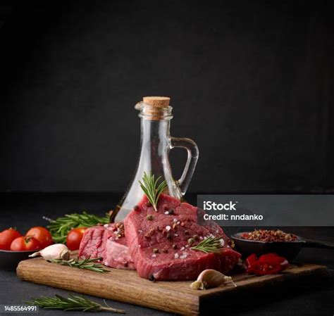 나무 판자에 향신료 후추 로즈마리 장식 소금 올리브 오일을 곁들인 쇠고기 생 조각 0명에 대한 스톡 사진 및 기타 이미지 0명 검은색 고기 Istock