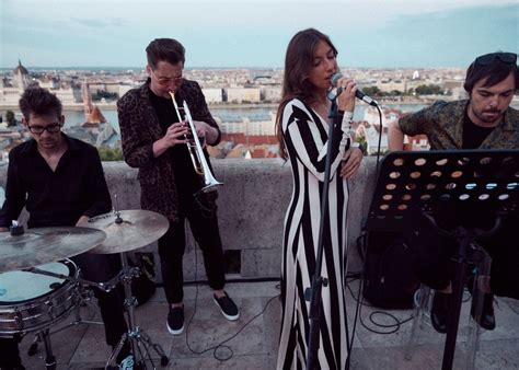 Le Mannequin Vanessa Axente Et Rahil Gupta Se Sont Unis à Budapest… Avec Une Robe De Mariée