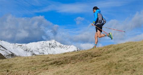 한 남자가 산에 첫 눈이 내리는 가을에 산에서 울트라 런 트레일을 위해 훈련합니다 사진 Unsplash의 자연 이미지