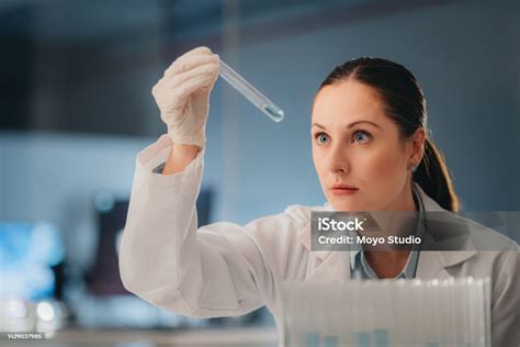 제약 실험실에서 백신에 대한 연구를하는 유리 병을 가진 과학 Dna 및 과학자 실험실의 시험관에서 화학 액체로 의료 혁신을 위해