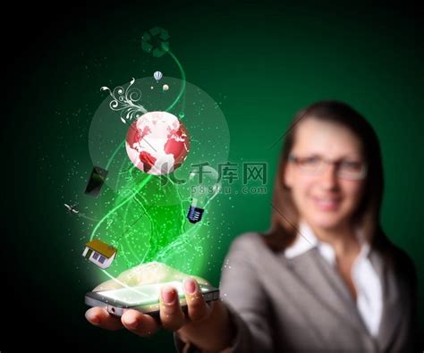 拿着手机发送图像的女商人高清摄影大图 千库网