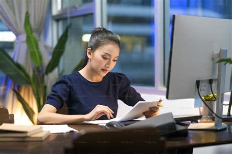 똑똑한 젊은 성인 아시아 여성 착용 캐주얼 천 늦은 밤 집에서 일하는 원격 회의 온라인 비즈니스 파트너 가정 격리 격리 개념