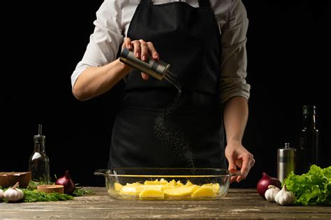 요리사는 야채 소금 뿌리 굽기 전에 감자를 준비 합니다 가로 사진입니다 검은 배경 메뉴 컨셉 요리 건강 한 식습관에 대 한 깨끗한에 대한 스톡 사진 및 기타 이미지 Istock