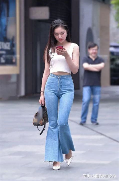 街拍女神：紧身牛仔喇叭裤白色背心的时尚女生 知乎