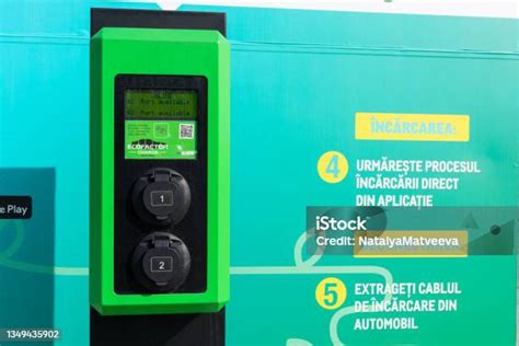 메트로 현금 및 캐리 주차장에서 충전 전기 자동차 용 전원 공급 장치 전기 자동차 충전소 클로즈업 보기 급유에 대한 스톡 사진 및 기타 이미지 Istock