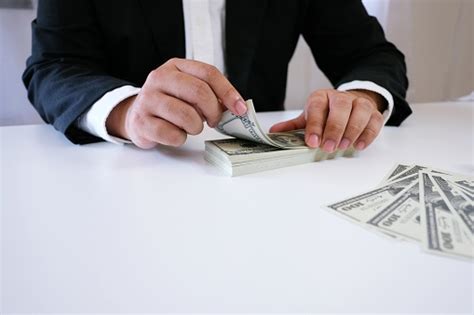 회계사 작업 남자는 스프레드 시트 문서 정보 금융 개념 계산기를 사용 합니다 개념에 대한 스톡 사진 및 기타 이미지 개념