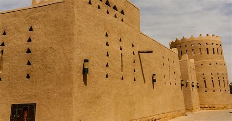 사우디 아라비아에서 흔히 볼 수있는 전통적인 아랍 스타일의 현대 건축물의 예입니다 사진 Unsplash의 하루 이미지