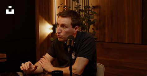 한 남자가 팟캐스트에서 마이크에 대고 말하고 있습니다 사진 Unsplash의 무료 남자 이미지