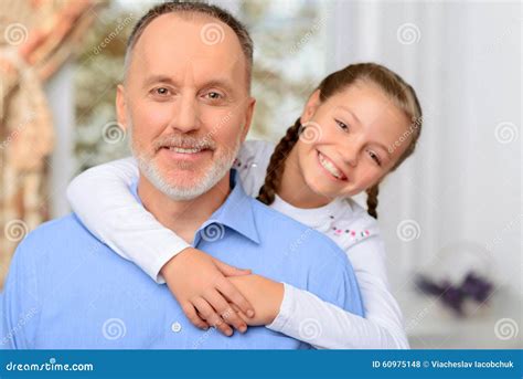 Nonno Che Si Siede Con Il Suo Nipote Fotografia Stock Immagine Di Speranza Squallore