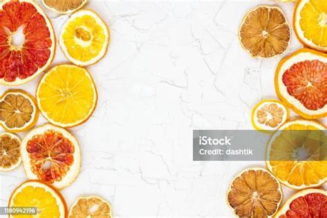 흰색 배경에 다양한 감귤류의 말린 조각의 테두리 카피스페이스가 있는 오렌지 레몬 그레이프후르츠 0명에 대한 스톡 사진 및 기타 이미지 Istock