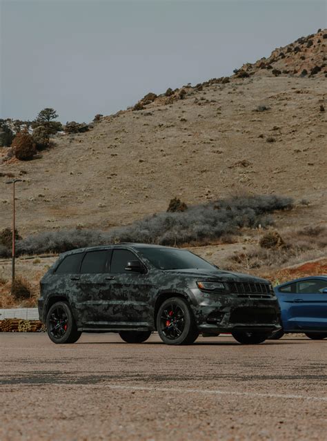 Suv 거리 경치 경치가 좋은 골든 아워 교통 그림자 나무 나뭇잎 도시 풍경 도시의 랭글러 로드 트립 로스앤젤레스 모든 지형 모험 미국 빨간