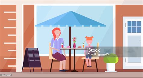 어머니 딸과 함께 앉아 현대 여름 카페 마시는 칵테일 및 먹는 케이크 거리 레스토랑 테라스 야외 카페테리아 외부 평면 수평 전체 길이 사람들에 대한 스톡 벡터 아트 및 기타