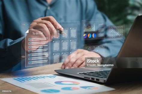 비즈니스 체크리스트 및 주제 할 일 목록 계획 캘린더 의제 작업 일정 및 프로젝트 관리 개념 사업가가 중요한 주제를 선택 시간 관리 작업 대상 워크 플로우 리스트에 대한