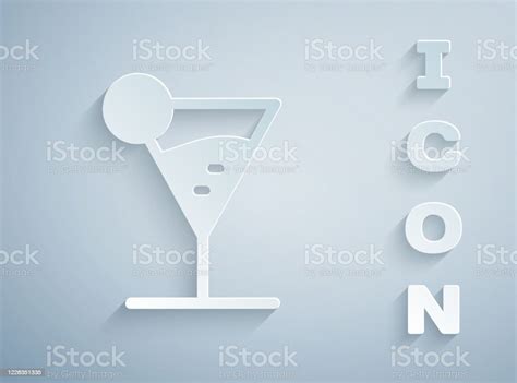 회색 배경에 고립 된 종이 컷 마티니 유리 아이콘 칵테일 아이콘입니다 와인 유리 아이콘입니다 종이 아트 스타일입니다 벡터 일러스트레이션 3차원 형태에 대한 스톡 벡터 아트