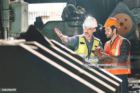 산업 공장의 유지 보수 건설 장비에 종사하는 안전 하드 모자를 가진 전문 기술자 엔지니어 생산 기술의 제조 직업 직업을 가진 검사 남자 전기공에 대한 스톡 사진 및 기타