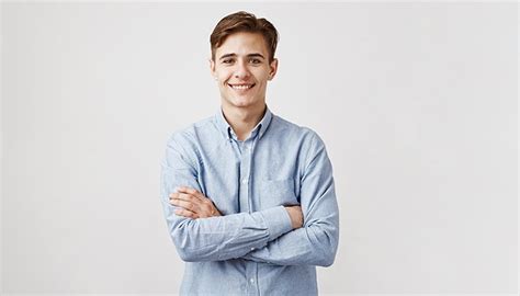 تصویر زمینه سفید مرد جوان با لبخند و دست به سینه ایران پیک پیکفری