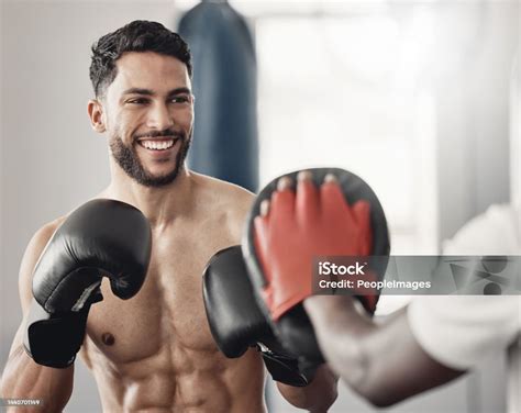 피트니스 복싱 행복한 남자 훈련 운동 및 심장 운동 동기 부여 목표 건강한 무에타이 운동 선수 강한 복근 근육 파워 및 젊은 스포츠 Mma 권투 선수는 권투 장갑으로