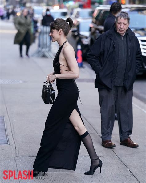 동성 결혼 크리스틴 스튜어트 파격 노출 시스루 패션 눈길 [n해외연예] 뉴스1