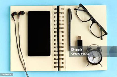 파란색 배경 구성에 검은 색 안경 휴대 전화 종이 메모장 알람 시계 및 헤드폰 0명에 대한 스톡 사진 및 기타 이미지 0명 Usb 메모리 구도 Istock