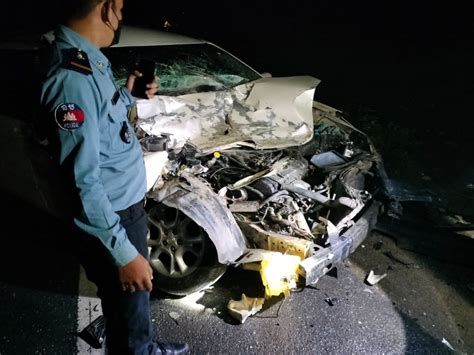 រន្ធត់ណាស់ រថយន្ត២គ្រឿងបុកគ្នាផ្អើលអ្នកភូមិទាំងយប់នៅក្រុងស្វាយរៀង នគរដ្រេហ្គន