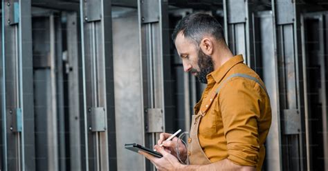 공장에서 디지털 태블릿을 사용하여 금속 제품 생산에 디지털 기술을 사용하는 엔지니어 또는 공장 작업자 고품질 사진 사진 Unsplash의 성인 이미지