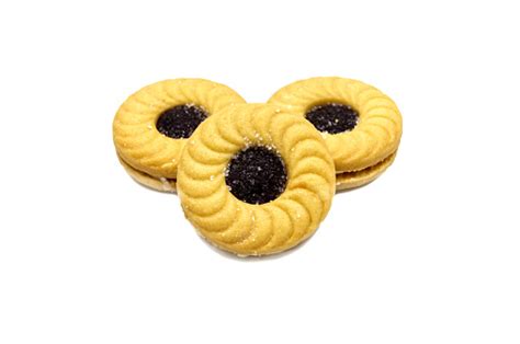 크림과 블루 베리 맛 잼 비스킷 샌드위치 버터 쿠키 바삭바삭한 맛있는 달콤한 식사와 유용한 크래커의 스택 흰색 배경에 격리되어 있습니다 소프트 포커스 0명에 대한 스톡 사진