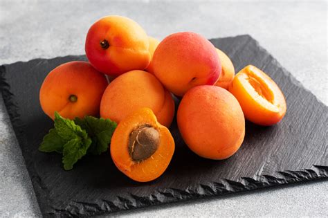 검은 슬레이트 보드에 민트 잎과 잘 익은 육즙 살구 콘크리트 배경 공간을 복사합니다 0명에 대한 스톡 사진 및 기타 이미지