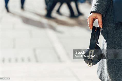 헤드폰을 들고 여자 음악을 듣는 컨셉으로 서의 도시 경관 거리에 대한 스톡 사진 및 기타 이미지 거리 겨울 낮 Istock