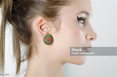 클로즈 업 의 아름다운 여인 회원페이지 안전띠를 색상화 이어링 개인 장식품에 대한 스톡 사진 및 기타 이미지 개인 장식품 광고 귀 부분 Istock