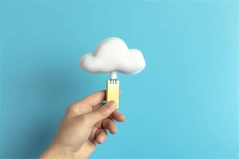 mão conectando pen drive usb à nuvem com fundo azul mão conectando pen
