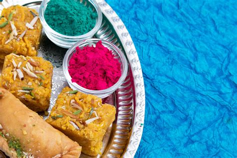 이국적인 인도 마와 구지아와 신디 미타이 세프 바담 할와 부르피 바피 또는 바르피와 레드 앤 그린 굴랄 홀리 컬러 파우더 제공 연회에 대한 스톡 사진 및 기타 이미지