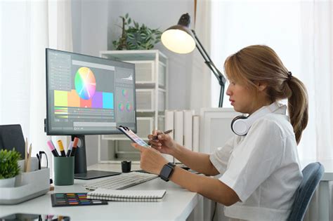 현대 컴퓨터 및 컬러 견본 샘플로 작업하는 젊은 여성 그래픽 디자이너 그래픽 디자이너에 대한 스톡 사진 및 기타 이미지