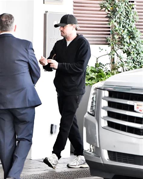 El Actor De 50 Años Fue Captado Por Paparazzi En Miami Leonardo