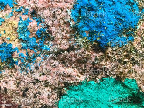 돌에 페인트 천연 소재의 감촉 파란색 녹색의 원은 돌 석판에 그려집니다 이끼는 습기로 인해 돌에서 자랍니다 자연스러운 배경 0명에 대한 스톡 사진 및 기타 이미지 Istock