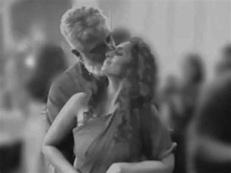 23 ஆண்டுகள் கடந்த பின்னும் குறையா காதல் ஷாலினியை கட்டியணைத்து முத்தமிடும் அஜித் வைரலாகும்