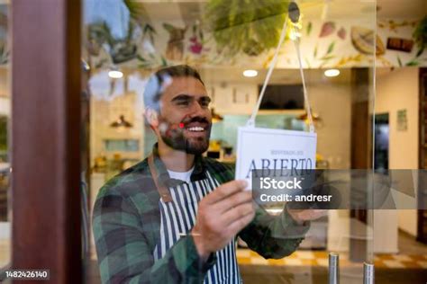 카페에서 스페인어로 열린 간판을 걸고 있는 행복한 웨이터 25 29세에 대한 스톡 사진 및 기타 이미지 25 29세 개회행사 경영자 Istock