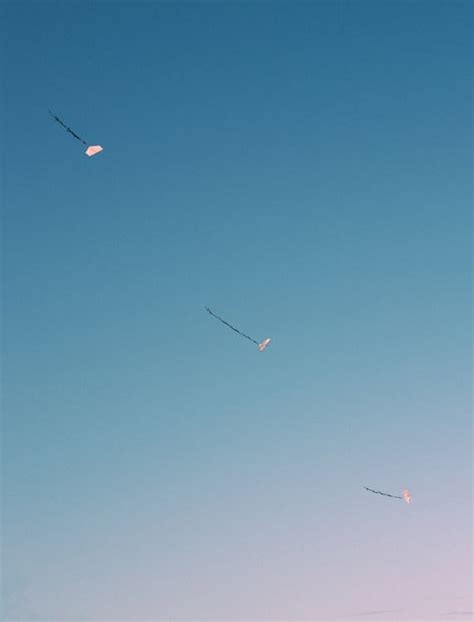 가벼운 고요한 공중 구름이없는 날으는 낮 다채로운 대칭 들어 올리기 떠 있는 레저 레크리에이션 맑은 모험 미니멀리스트 바람 바람 부는 밝은