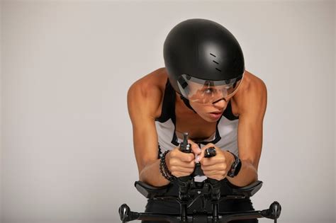 Велосипедистка позирует в шлеме и на велосипеде Бесплатно Фото