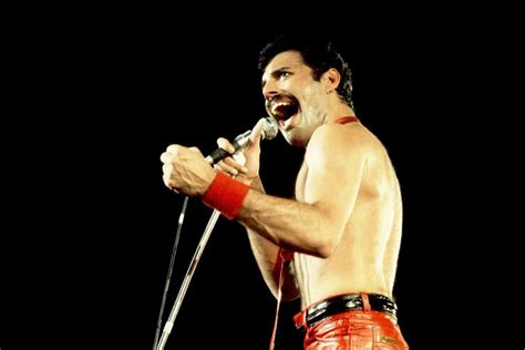 Freddie Mercury A Dédié Son Album Solo à Un Homme Surprenant De Sa Vie