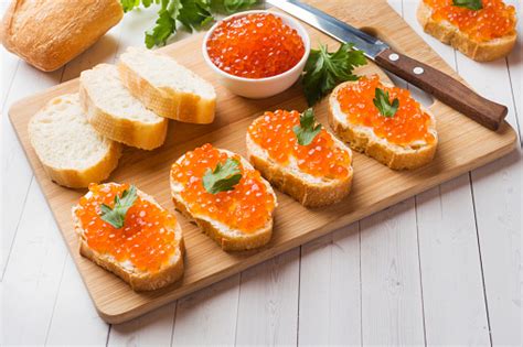 나무 보드에 캐 비어 레드 연어 샌드위치 화이트 테이블 탑입니다 0명에 대한 스톡 사진 및 기타 이미지 0명 건강한 생활방식 곱사연어 Istock