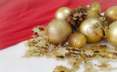 소나무 열매가 있는 축제 골드 크리스마스 장식품 · 무료 스톡 사진