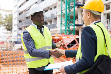 건설현장에서 합의를 마친 후 팀워크와 협력 컨셉을 위해 작업하는 동안 건축가와 엔지니어 건설 노동자들이 악수하고 있다 공사장 감독에 대한 스톡 사진 및 기타 이미지 Istock