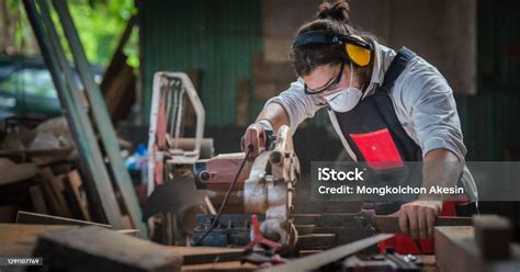 나무 작업장에서 작업 테이블에 원형 톱나무 조각을 절단 나무 작업장에서 작업 백인 목수 워크숍에서 일하는 목수의 개념 20 24세에 대한 스톡 사진 및 기타 이미지 Istock